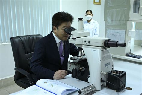 រដ្ឋមន្រ្តីហិរញ្ញវត្ថុជប៉ុន ចុះពិនិត្យរោងចក្រផលិតទឹកស្អាតនិរោធ ខណៈកម្ពុជា ជប៉ុន