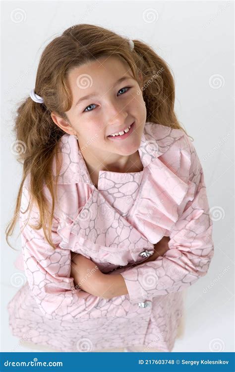 красивая девушка в плаще стоит Стоковое Фото изображение насчитывающей вскользь людск 217603748