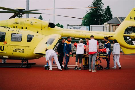 노란색 헬리콥터 주위에 서 있는 한 무리의 사람들 사진 Unsplash의 무료 헬리콥터 이미지