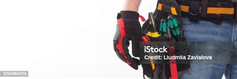 흰색 배경에 도구가 설치관리자의 벨트에 전기 또는 전문 빌더 작업자의 벨트에 검은 가방에 전기의 도구 텍스트 공간이 있는 배너