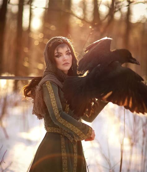 Фото с вороном девушка с мечем Ворон Животные