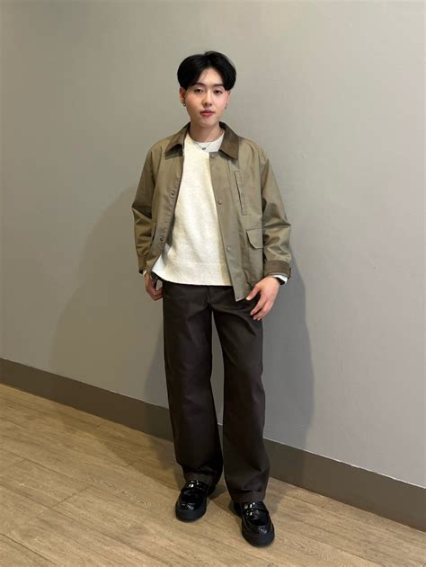 ดูไอเดียสไตล์การแต่งตัวสำหรับ「เสื้อแจ็คเก็ต Comfort กระดุม 2 เม็ด สีพื้น、เสื้อยืด U Airism คอต