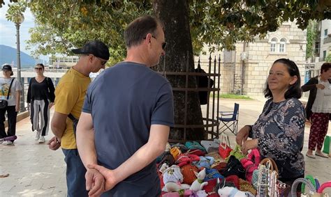 Хуманитарни базар рукотворина на Шкверу РТХН