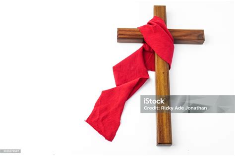 예수 나무 십자가는 빨간 천으로 싸여 있습니다 가톨릭 기독교 성 금요일 의식 빈 복사 텍스트 공간이 있는 흰색 배경에 격리되어 있습니다 0명에 대한 스톡 사진 및 기타
