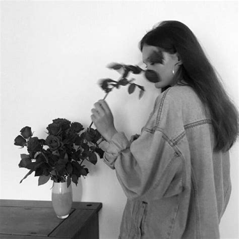 Pin By Yakeen 🌸 On رمزيات بنات ابيض اسود Girls With Black Hair