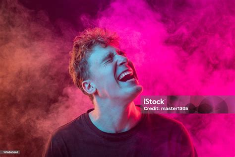 절망 분홍색 배경에 연기로 고립 된 밝은 감정을 가진 흥분한 청년을 외쳤다 정신 건강 예술 인간의 감정의 개념 20 24세에 대한 스톡 사진 및 기타 이미지 Istock