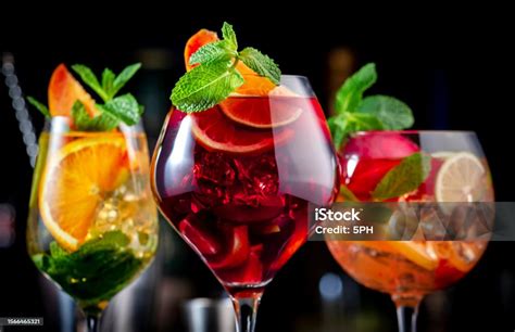 레드 화이트 로즈 샹그리아 여름 알코올 칵테일 음료와 스페인 와인 과일 감귤류 얼음 검은 막대 카운터 배경 강철 막대 도구 및 병 칵테일에 대한 스톡 사진 및 기타 이미지