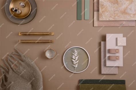 직물 및 페인트 샘플 패널 및 타일이 있는 인테리어 디자이너 무드보드의 창의적인 평면 구성 베이지색 갈색 및 녹색 색상 팔레트 복사 공간 템플릿 프리미엄 사진