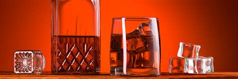 위스키 나 코냑 한 잔 디켄터와 얼음 조각 나무 테이블에 클로즈업 0명에 대한 스톡 사진 및 기타 이미지 0명 각얼음