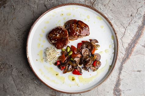 구운 고기 필렛 스테이크 베이컨 메달리온에 라즈베리 소스와 함께 포장 야채와 버섯과 함께 제공 0명에 대한 스톡 사진 및 기타 이미지 Istock