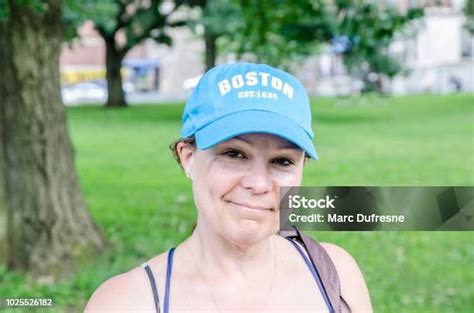 보스턴 파란 야구 모자를 착용 하 고 여름 하루 동안 카메라에 웃 고 여자의 얼굴만 보스턴 매사추세츠에 대한 스톡 사진 및 기타 이미지 보스턴 매사추세츠 45 49세