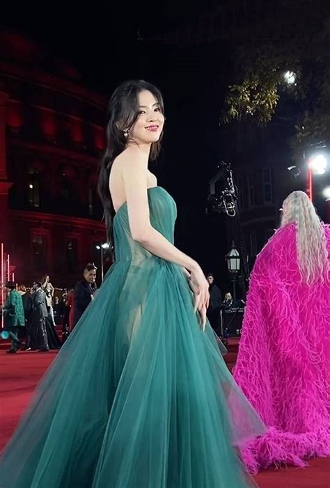 한소희 미모로 압도 영국에서도 센터 런던 홀린 시스루 드레스룩 패션엔