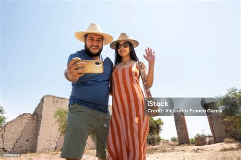 결혼한 부부는 화창한 오후에 폐허를 뒤로하고 여행 중에 셀카를 찍습니다 관광객에 대한 스톡 사진 및 기타 이미지 관광객 스마트폰 2명 Istock