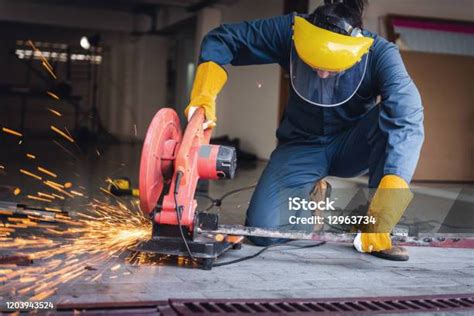 장인 용접은 건설 현장에서 금속 작업을하고 안전 보호 장비에 강철 작업 용접기 남자를 절단입니다 엔지니어링 노동 기술 및 워크샵 생산 개념 강철에 대한 스톡 사진 및 기타