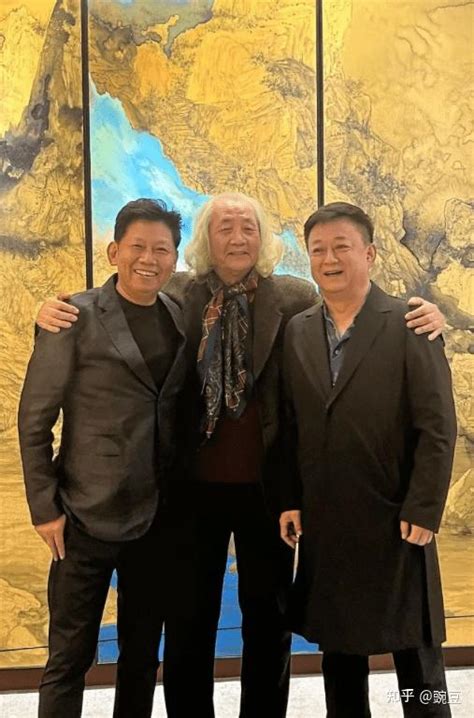 知名央视主持人朱军近况曝光与好友看画展面带笑容状态好 知乎