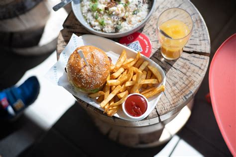 집 밖의 4k 4k 바탕화면 가벼운 스낵 감자 감자튀김 디톡스 주스 러스틱 목조 테이블 미식가 햄버거 브런치 브런치 세팅 비치 레스토랑 상추 스낵