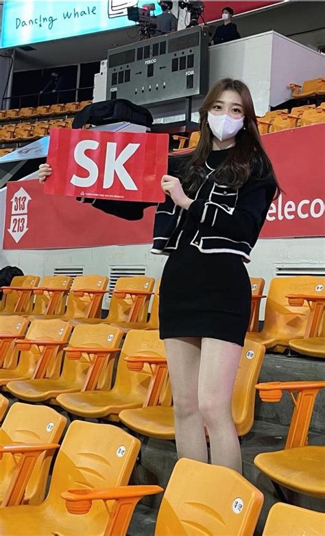 각선미가 이쁜 프리랜서 아나운서 