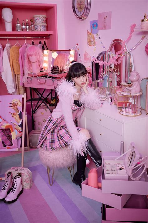 Le Sserafim Japan 1st Single Fearless Concept Photo Pink Musk