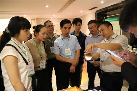 国务院参事杨忠岐参观竹资源创新利用高端论坛成果展厅 竹类病虫防控与资源开发四川省重点实验室