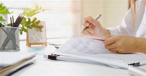 감사 여성은 종이에 문서 데이터 재무를 확인합니다 사진 Unsplash의 태국 이미지