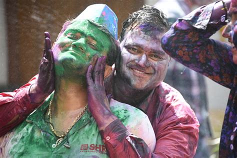 인도의 홀리 축제를 계기로 색채를 함께 연주하는 사람들 가루로 빻은에 대한 스톡 사진 및 기타 이미지 가루로 빻은 가족 공휴일 Istock