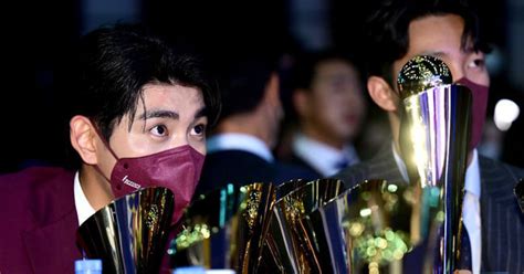 별중의 별 이정후 테이블 가득 채운 트로피 사진