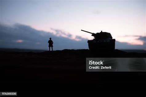 전쟁 개념 군사 실루엣 전쟁 안개 하늘 배경에 장면 싸움 차 세계 대전 독일 탱크 실루엣 아래 흐린 스카이 라인 밤에 공격 장면 건강관리와 의술에 대한 스톡 사진 및 기타