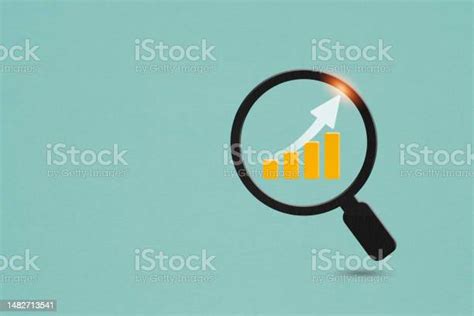 비즈니스 전략 개념 복사 공간을 포함한 그런지 녹색 배경에 돋보기 내부의 증가하는 그래프의 종이 컷 0명에 대한 스톡 사진 및 기타 이미지 Istock