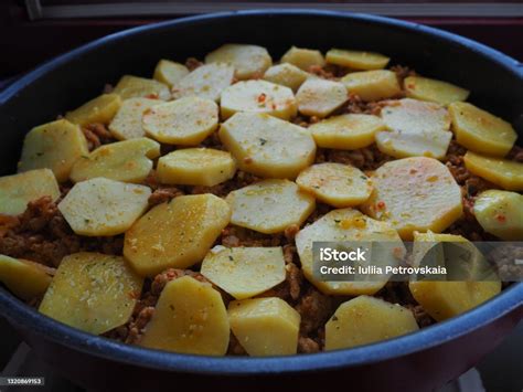 원시 감자 원으로 잘라 다진 고기와 양파 위에 쌓여 무사카 제작 과정 감자에 향신료 발칸 요리 전통 그리스 세르비아 터키 요리 가루로 빻은에 대한 스톡 사진 및 기타 이미지