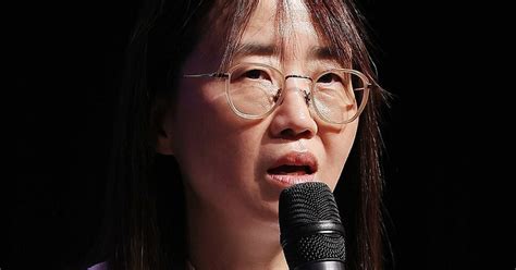 발언하는 김은희 작가