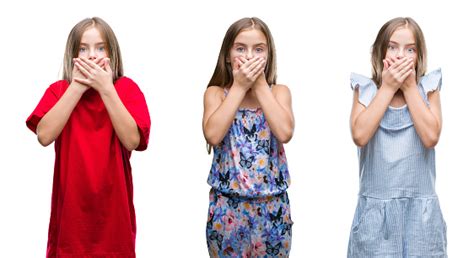 입 실수에 대 한 손으로 다루는 충격된 절연된 배경 위에 젊은 아름 다운 어린 소녀 아이 콜라주 비밀 개념입니다 가리기에 대한 스톡 사진 및 기타 이미지 Istock