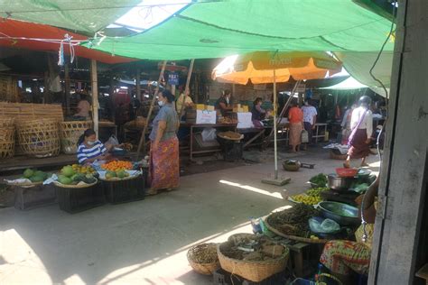 ပျော်ဘွယ်မြို့ရှိ ပြည်သူ့စျေးတွင် ကိုဗစ် ၁၉ ရောဂါကာကွယ်ရေး အခြေခံ စားသောက်ကုန်များနှင့် ဆေးဝါး