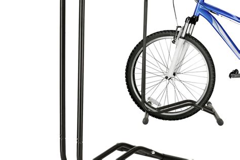 Единичен черен метален багажник за велосипеди