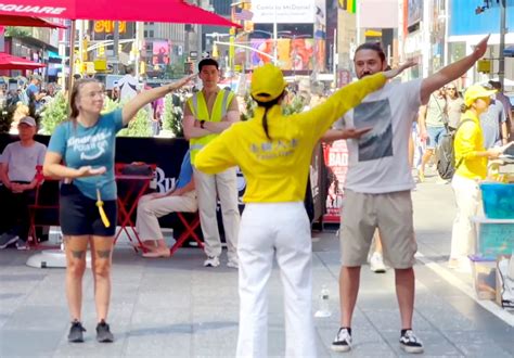 New York Tranquil Falun Dafa Exercises In Times Square Impresses