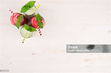 딸기와 짚으로 유리 항아리에 애플의 갓 혼합된 녹색과 빨간색 과일 스무디 민트 잎 상위 보기 화이트 나무 보드 배경 공간을 복사 합니다 0명에 대한 스톡 사진 및 기타