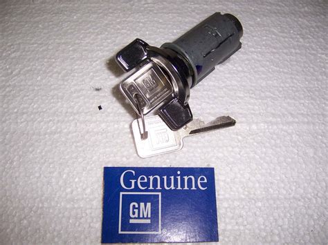 IGNITION SWITCH KEYS CHROME W BOLT GM