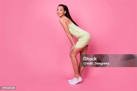 프로필 측면 전체 길이 사진 긍정적 인 숙녀 서 미소 이빨 고립 된 통 파스텔 색상 배경 18 19세에 대한 스톡 사진 및 기타 이미지 18 19세 가냘픈 갈색 머리