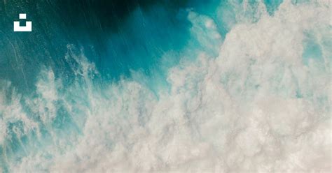 파란색과 흰색 바다 파도 사진 Unsplash의 무료 물 이미지