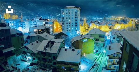 낮에는 파란색과 흰색 흐린 하늘 아래 도시 스카이 라인 사진 Unsplash의 무료 유럽 이미지