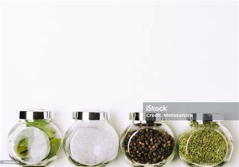 흰색 바탕에 작은 항아리에의 인기 있는 향신료 베이 리프 바다 소금 후추 허브 최고의 볼 수 있습니다 가루로 빻은에 대한 스톡 사진 및 기타 이미지 Istock