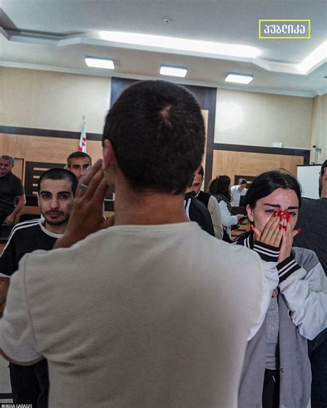 პუბლიკა 📸 ფოტორეპორტაჟი თბილისის საქალაქო სასამართლოდან სადაც აქციების დროს დაპატიმრებულ 26