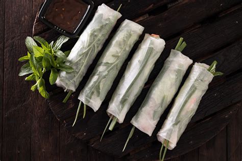 어두운 배경 건강에 좋은 음식에 야채와 맛 있는 베트남 스프링 롤 0명에 대한 스톡 사진 및 기타 이미지 0명 Rice