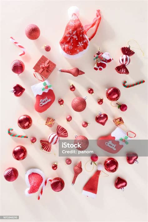 메리 크리스마스와 새 해 복 많이 받으세요 컨셉 축 하 볼 빨간 색 다른 훈장 0명에 대한 스톡 사진 및 기타 이미지 0명 12월 1월 Istock