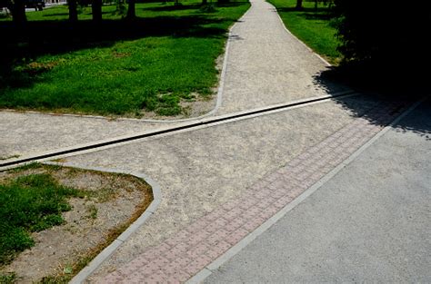 숲 베이지 색 횡단 나무 배수기에서 Threshing 바닥의 배수 도랑에 물을 배출 포장 콘크리트 맹인 은 타일 바닥 줄무늬를 범프 건설 프레임에 대한 스톡 사진 및 기타