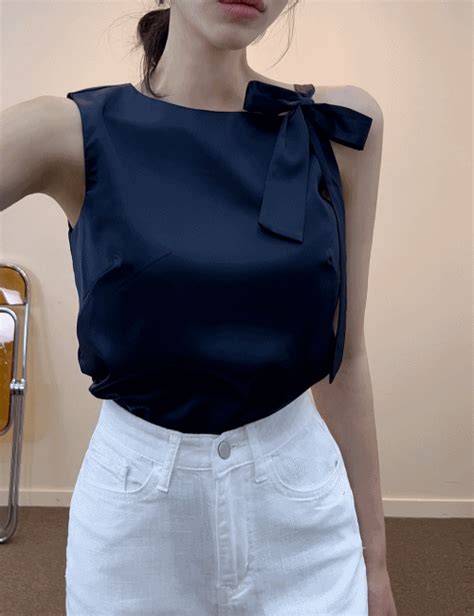 원오프유 새틴 블링 리본 나시 블라우스