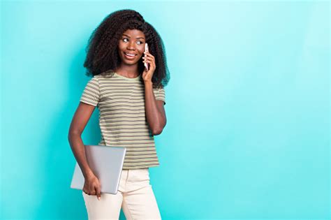 꽤 긍정적 인 숙녀 핸드 홀드 넷북의 사진 토크 통신 전화 빈 공간 청록색 배경에 고립 20 24세에 대한 스톡 사진 및 기타 이미지 20 24세 Brand Name