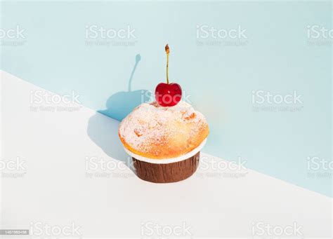 파스텔 파란색과 흰색 배경에 체리가있는 컵 케이크 화창한 날 그림자 최소한의 음식 개념 0명에 대한 스톡 사진 및 기타 이미지 Istock