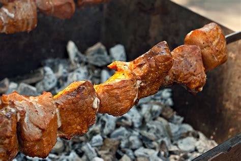 그릴에 고기 조각을 슬라이스 축제에서 바베큐 꼬치에 치즈와 구운 송아지 고기에 대한 스톡 사진 및 기타 이미지 고기 구이 굽기 Istock