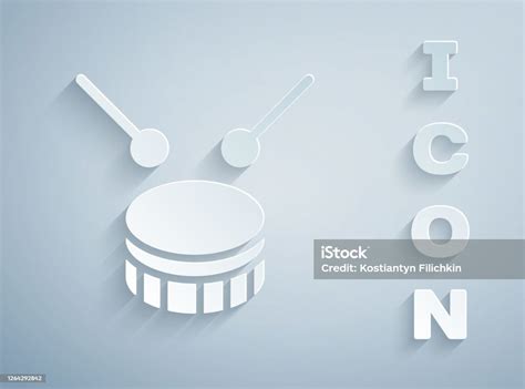 회색 배경에 고립 된 드럼 스틱 아이콘으로 종이 컷 드럼 음악 기호입니다 악기 기호 종이 아트 스타일 벡터 3월에 대한 스톡 벡터 아트 및 기타 이미지 Istock