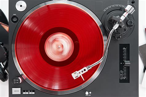 배경 흰색 나무 보드에 턴테이블 비닐 레코드 플레이어 Dj가 재생 음악을 혼합 하는 사운드 기술 비닐 레코드에 바늘 레드 비닐 레코드 레코드 아날로그 오디오에 대한 스톡